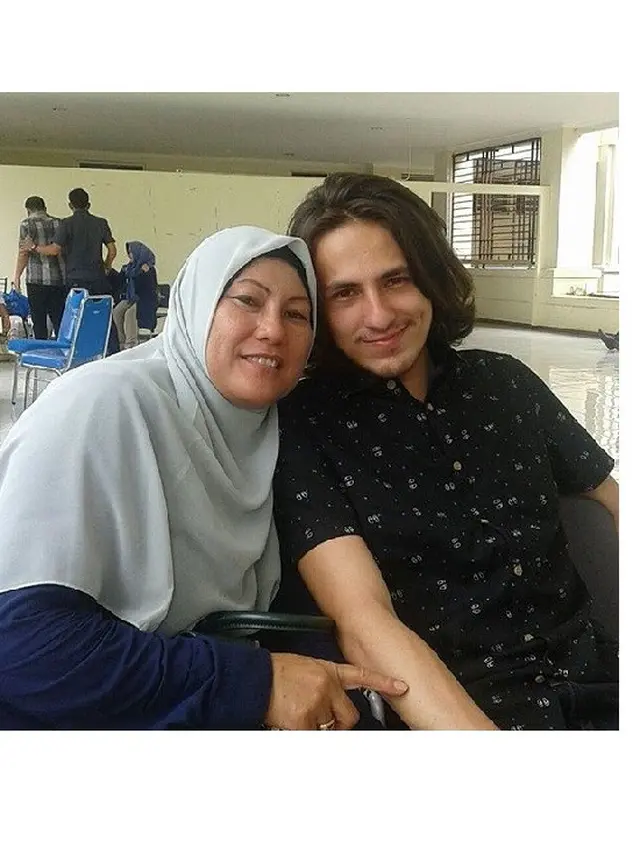 Dylan Carr Jalan-Jalan Sore dengan Kursi Roda, Rambut Pendek Jadi ...