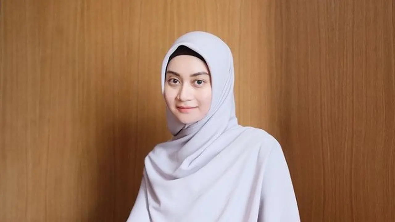 Lama Tak Muncul, Ini 6 Potret Terbaru Ayu Pratiwi yang Makin Mantap Berhijab - Hot Liputan6.com