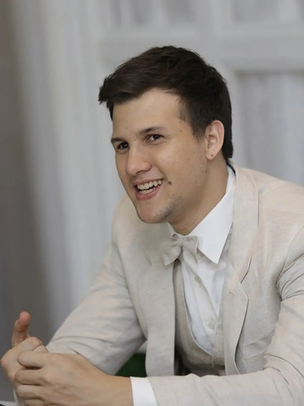 6 Potret Terbaru Stuart Collin Tampil Brewokan, Bikin Pangling - Hot ...