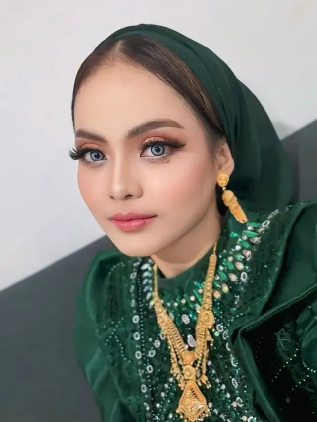 7 Potret Putri Isnari Kenakan Hijab dan Cadar, Tampilan Menawan Curi ...
