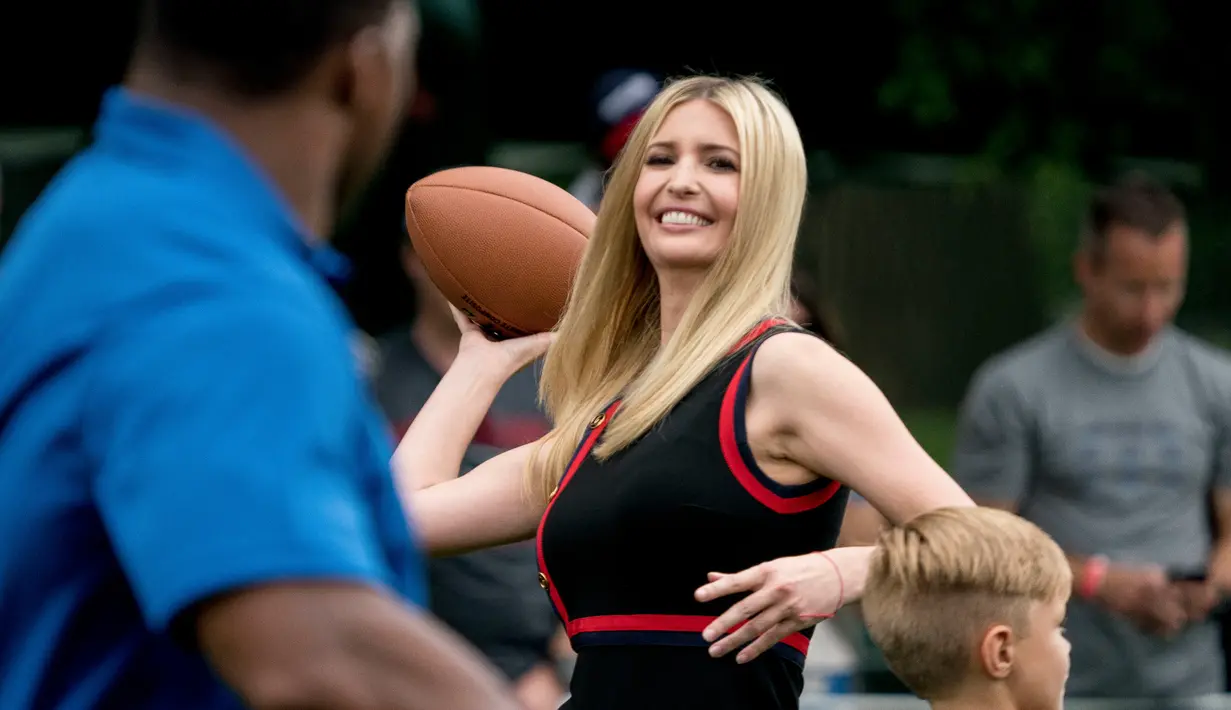 FOTO: Senyum Manis Ivanka Trump saat Main Rugby di Gedung Putih - Foto ...