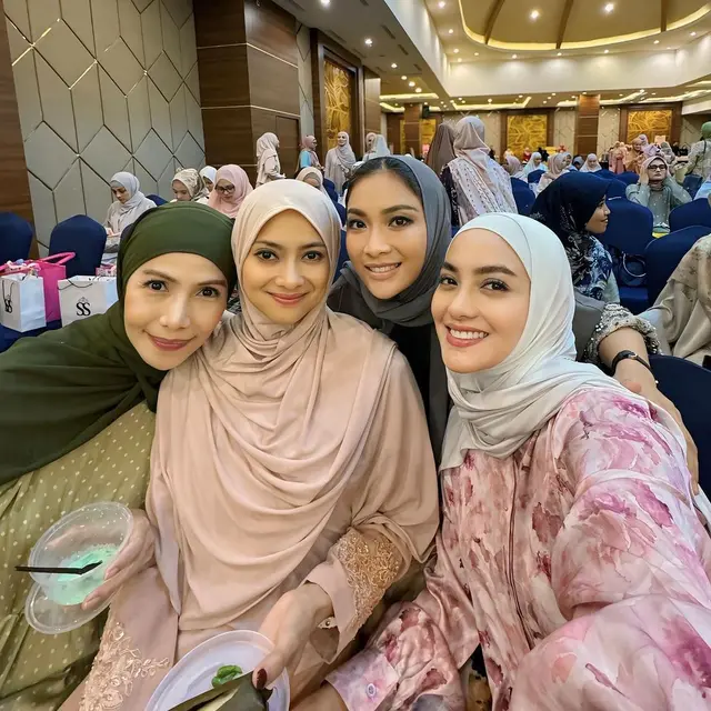 7 Potret Rini Yulianti Tampil Berhijab saat Pengajian, Banjir Pujian - Hot Liputan6.com