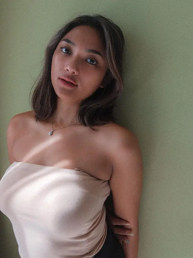 Marion Jola Pamer Foto Berbaju Kemben, Bukti Cantik tak Harus Putih - Entertainment Fimela.com