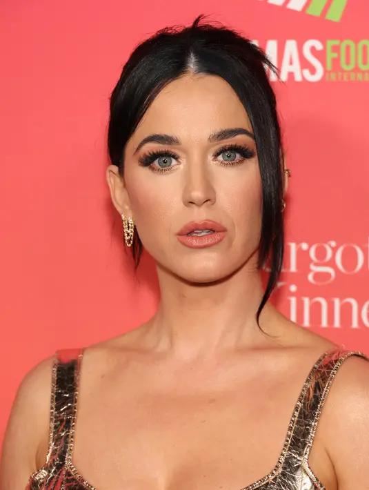 Gaya Seksi Katy Perry Berbalut Gaun Metalik di G'Day USA Arts Gala ...