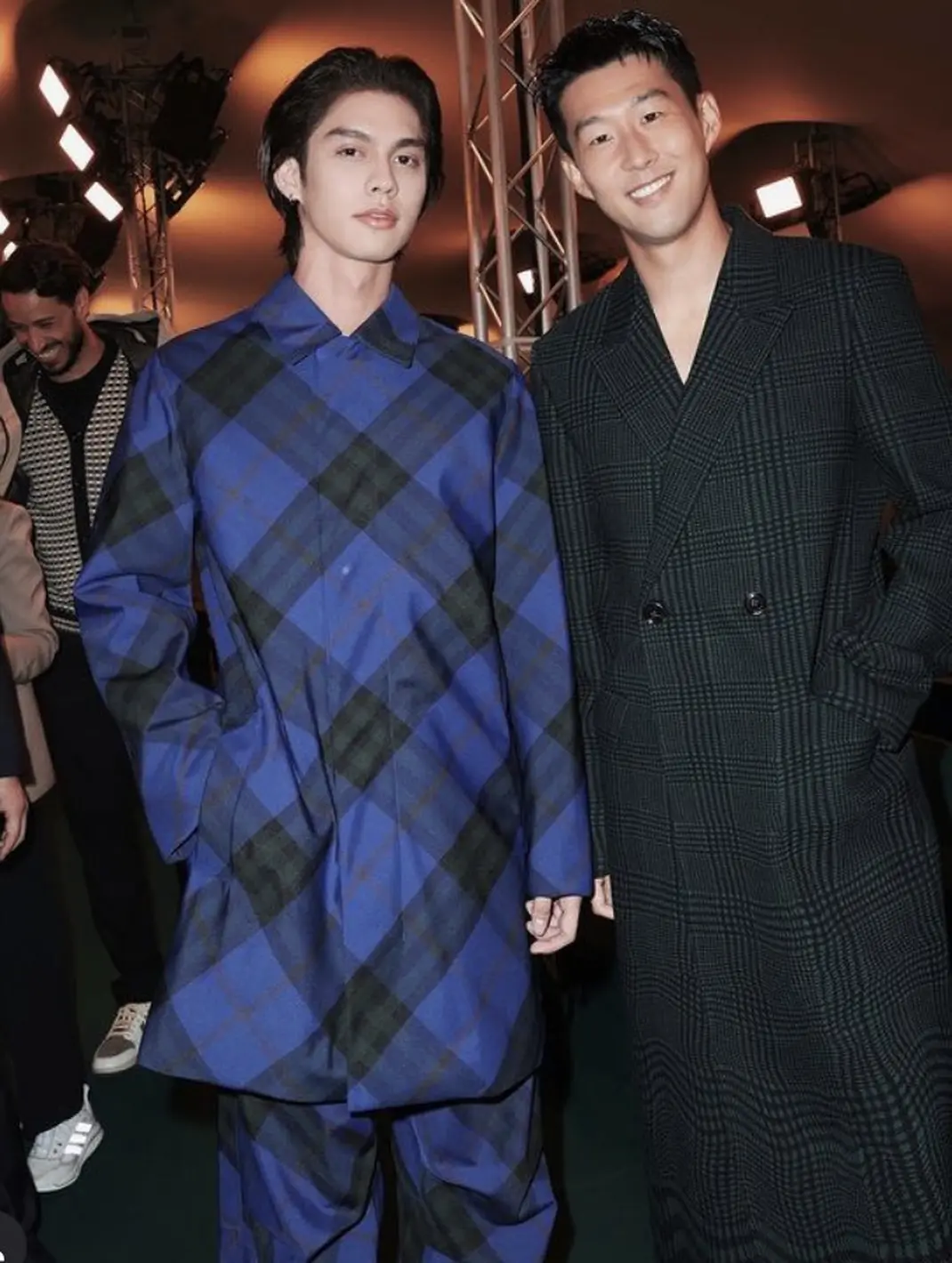 6 Pesona Aktor Thailand Bright Vachirawit Kenakan Pakaian Serba Biru di ...