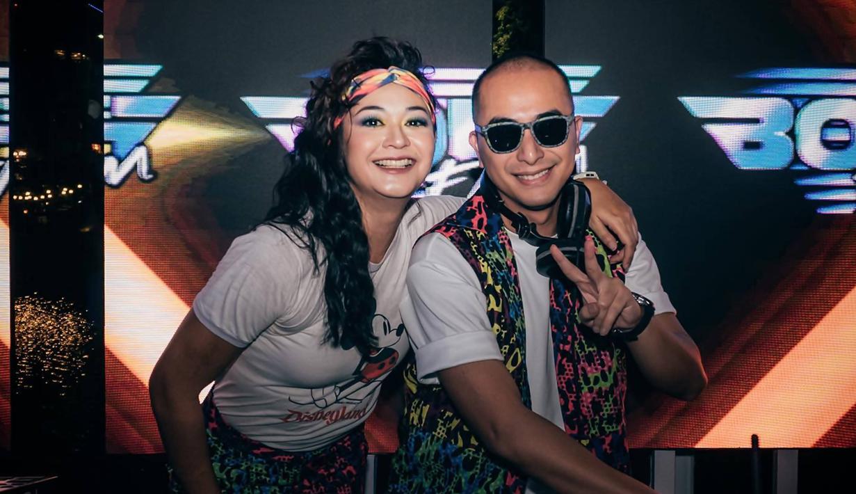 Potret Wingky Wiryawan dan Kenes Andari, Tampil Serasi dengan Gaya 80 ...