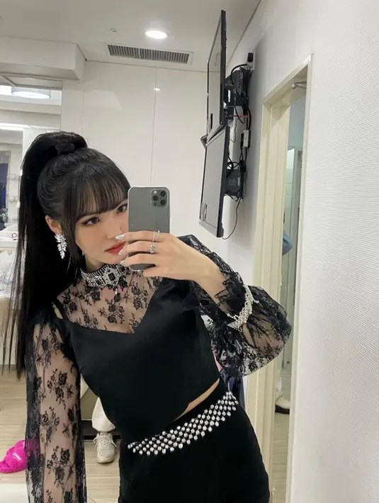 Potret Mirror Selfie Yuju Eks G-FRIEND, Pamer Wajah Cantik dan Menawan ...