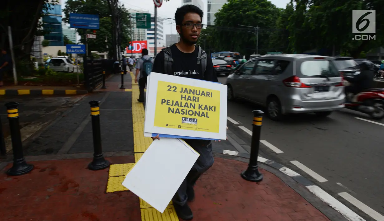 FOTO: Hari Pejalan Kaki Nasional, Aktivis Tabur Bunga di Tugu Tani - Foto Liputan6.com