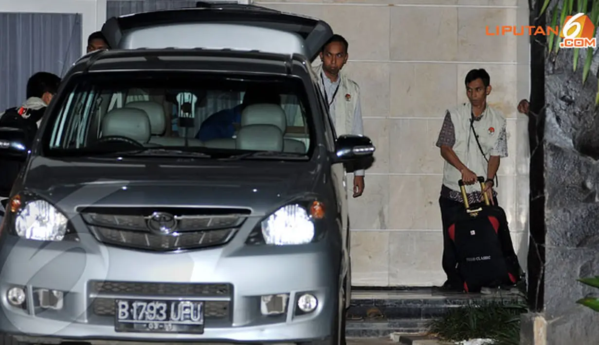 Penyidik KPK Segel Mobil Mewah dan Bawa Ini dari Rumah Akil - Foto Liputan6.com