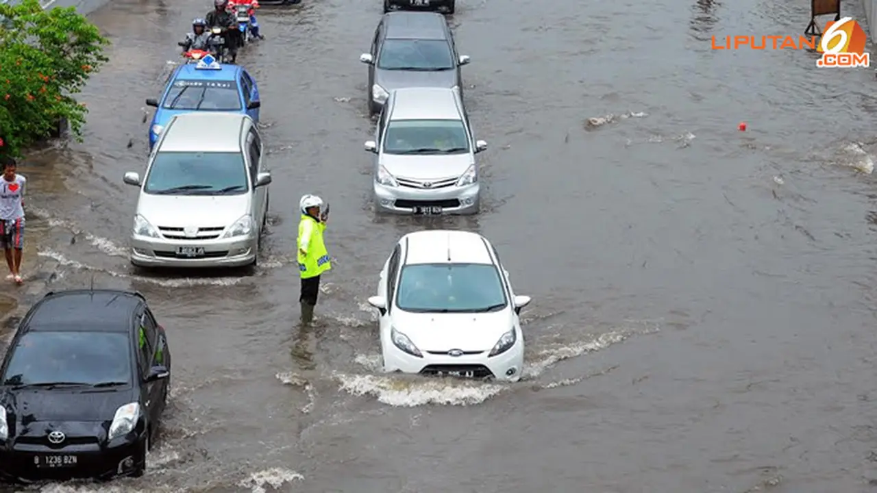 [VIDEO] Banjir Kiriman Mulai Rendam Kampung Melayu dan Bukit Duri ...