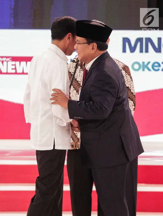 FOTO: Peluk Hangat Jokowi dan Prabowo Awali Debat Capres - Foto Liputan6.com