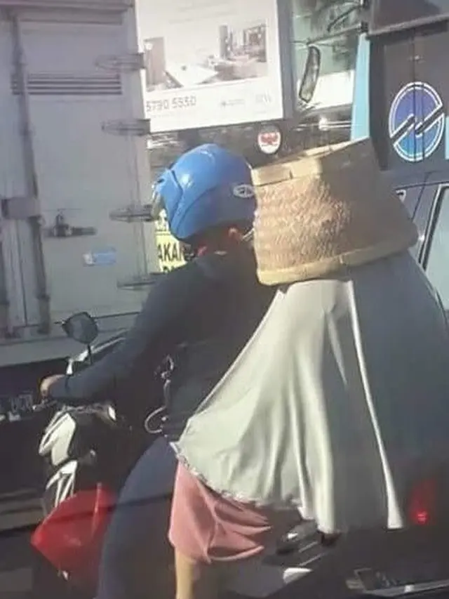 6 Aksi Emak-Emak Pakai Benda Pengganti Helm Ini Nyeleneh, Kocak - Hot Liputan6.com