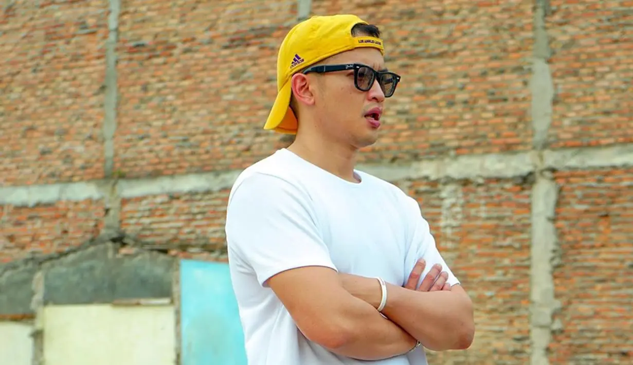 FOTO: Gaya Rezky Aditya saat Pakai Kaca Mata, Keren Banget - Foto ...