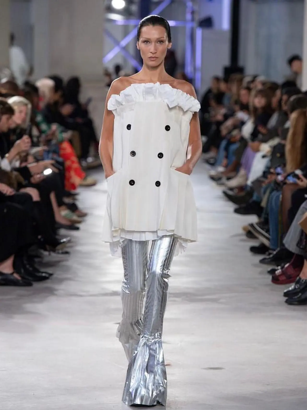 6 Potret Gaya Fenomenal Bella Hadid di Paris Fashion Week SS23, Gaun ...