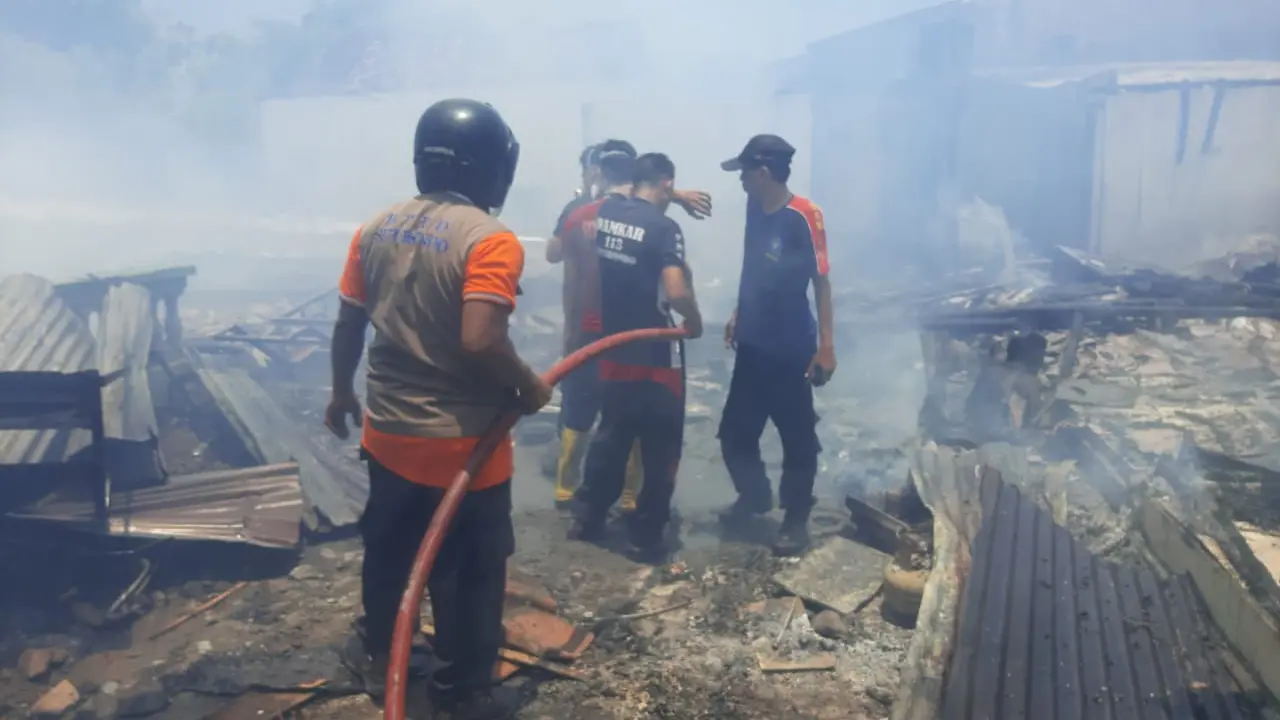4 Rumah dan 1 Toko Sembako di Situbondo Habis Terbakar, Kerugian Capai Ratusan Juta - Surabaya ...