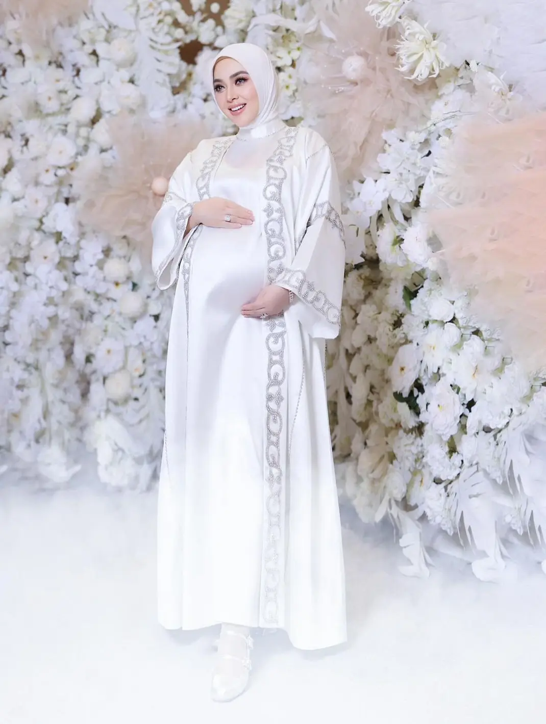 6 Potret Glowing Syahrini Pamer Baby Bump yang Makin Besar Pakai Outfit Serba Putih - Photo ...