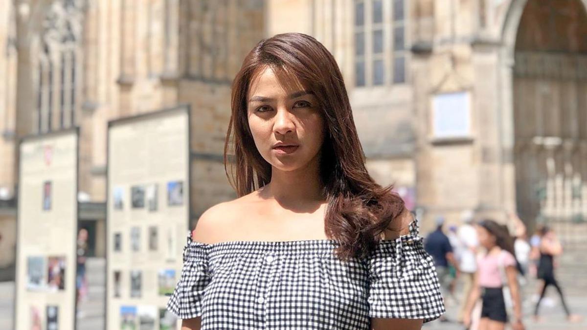 FOTO: Gaya Liburan Dellie Threesyadinda, Atlet Panahan Asal Suarabaya ...