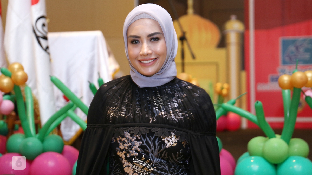 Shinta Bachir Ungkap Alasannya Buka Tutup Hijab - ShowBiz Liputan6.com