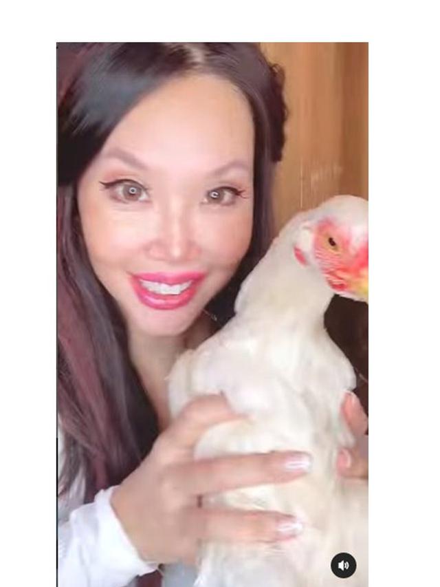 8 Potret Chef Vindy Lee dengan Ayam Peliharaannya, Dirawat Sepenuh Hati