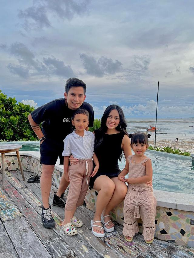 6 Potret Akrab Rachel Vennya dan Okin Liburan Bareng Anak di Bali ...