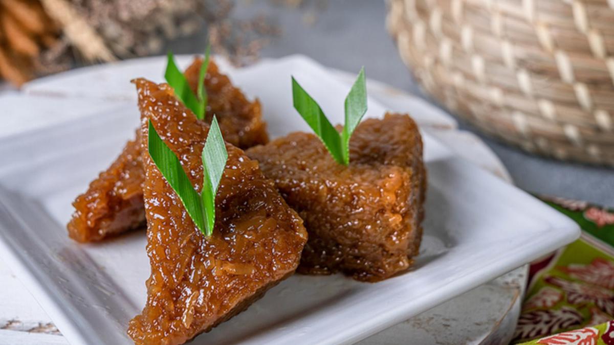 Resep Kue Wajik Ketan Gula Merah untuk Teman Minum Teh - Food Fimela.com