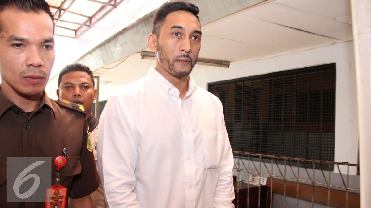 Restu Sinaga Jalani Sidang Perdana Kasus Narkoba - ShowBiz Liputan6.com
