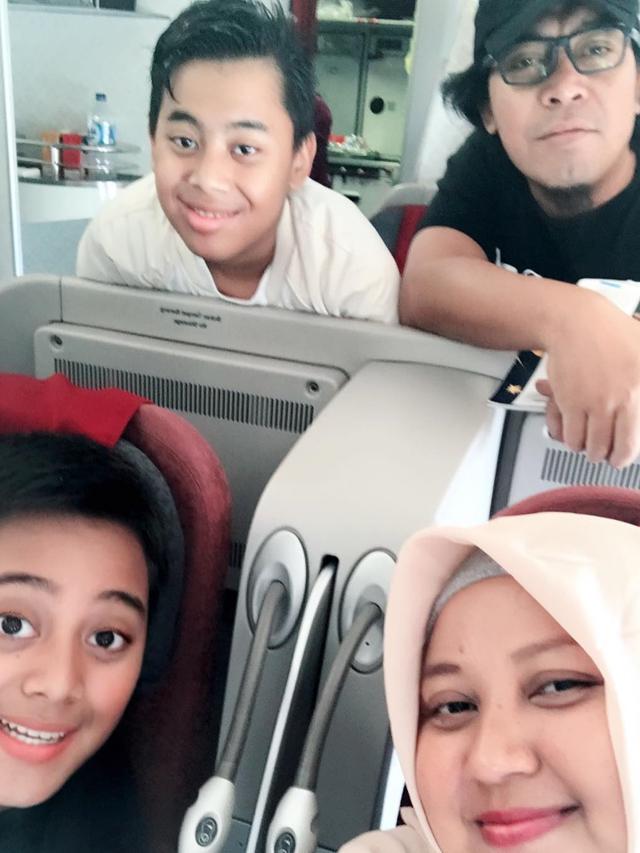 Jarang Tersorot, Ini 6 Potret Anak Kembar Komeng yang Selalu Kompak - Hot Liputan6.com