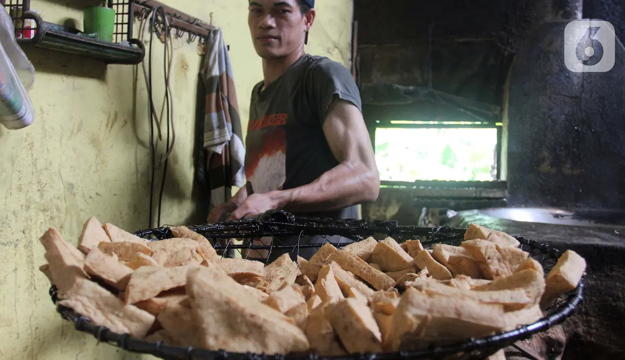 FOTO: Imbas Kenaikan Harga Kedelai, Produsen Tahu Kurangi Produksi ...