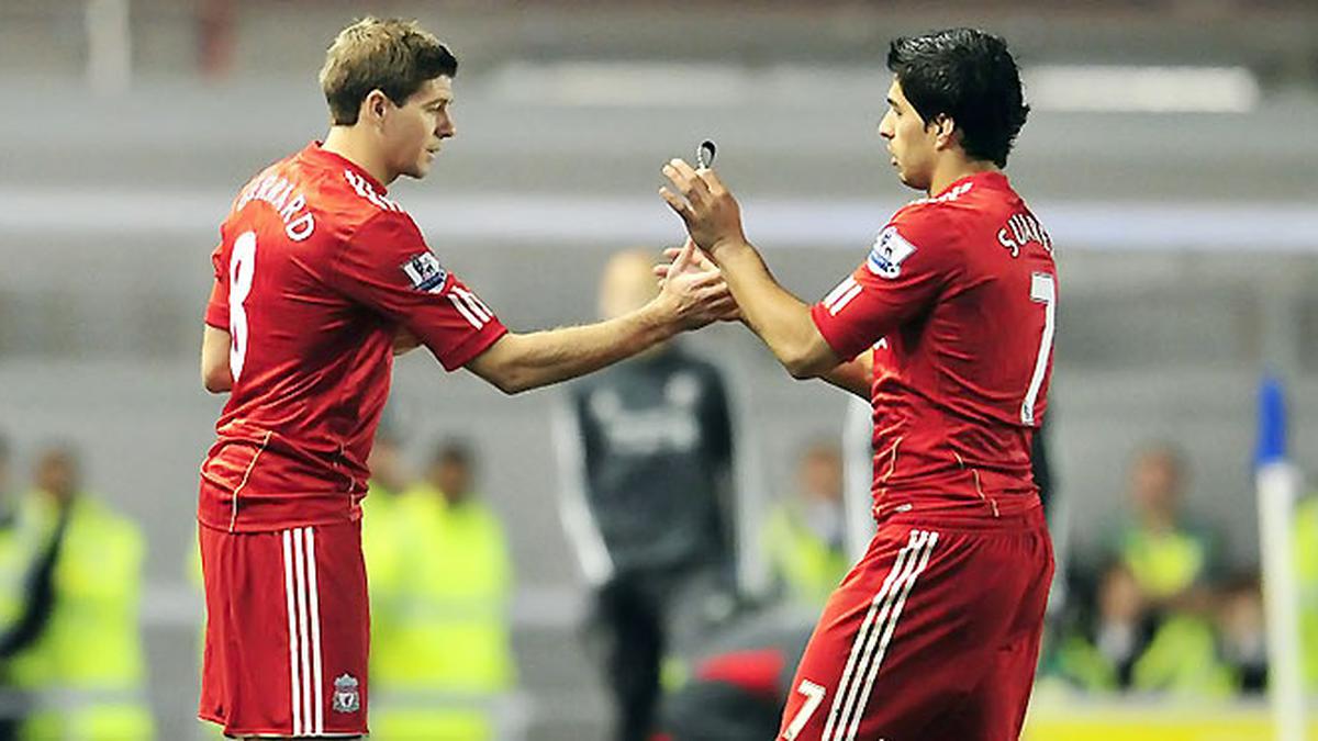 Gerrard Bantu Suarez Bertahan di Liverpool - Bola Liputan6.com