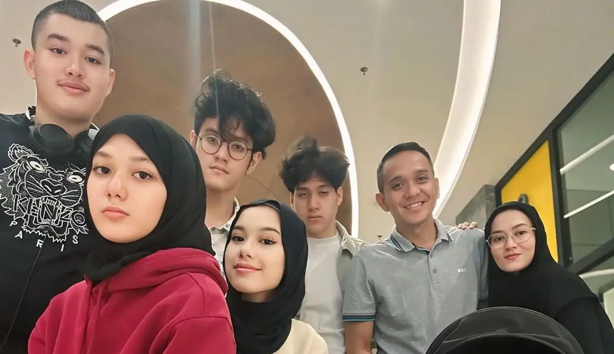 Potret Lyra Virna dan Fadlan Muhammad Bareng 6 Anaknya, Menawan Semua - Foto Liputan6.com