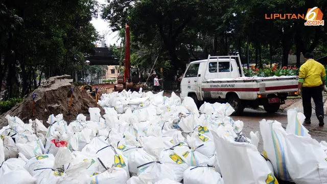 70 Truk Angkut Material Tanggul Latuharhary Menteng - News Liputan6.com