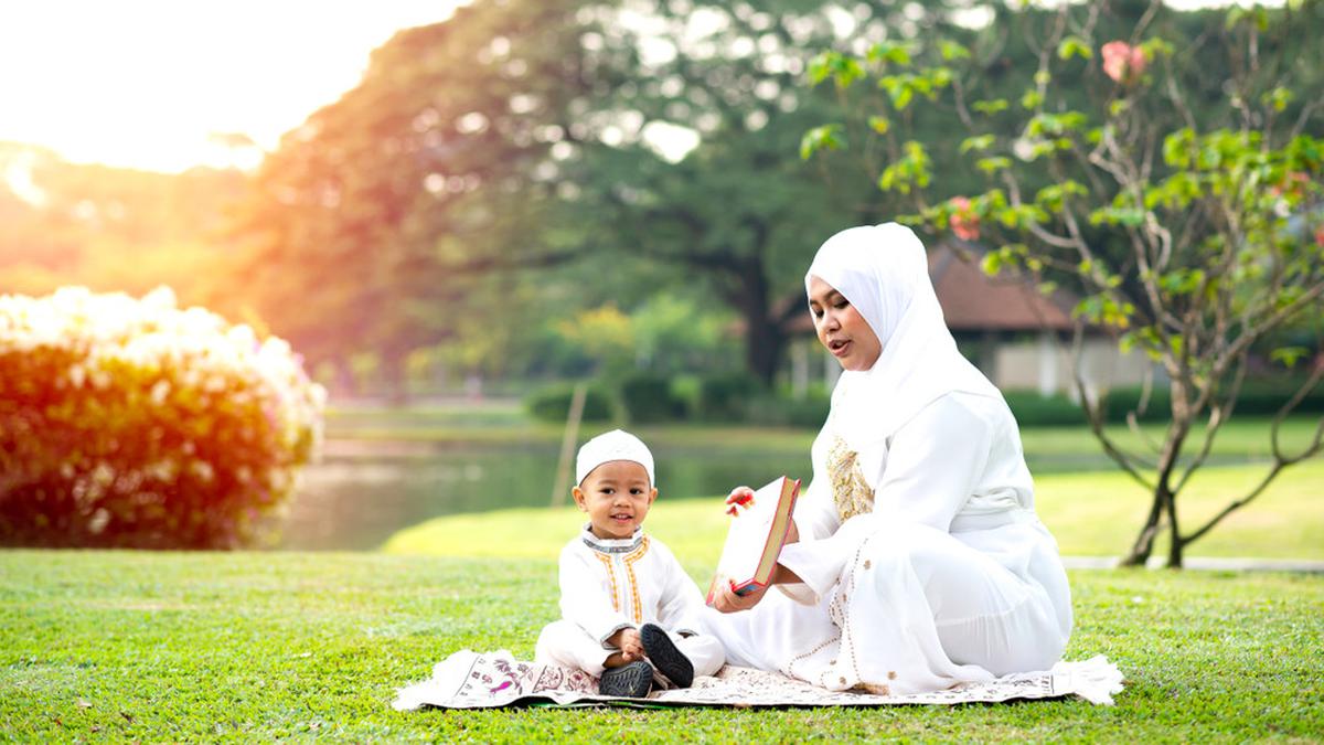 6 Tips Efektif Melatih Anak Berpuasa yang Dilakukan Secara Bertahap - Parenting Fimela.com