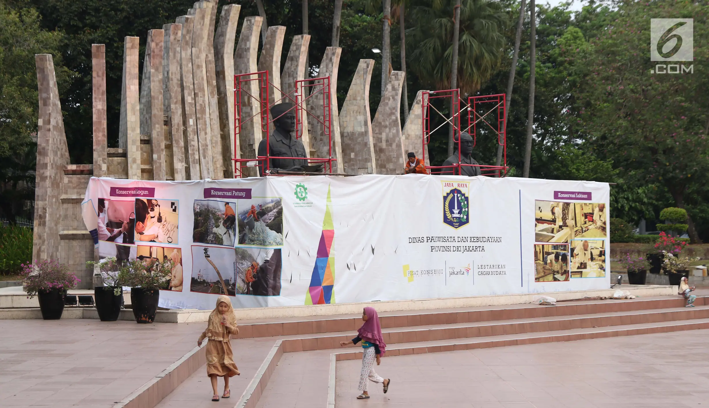 FOTO: Melihat Persiapan Konservasi Patung Proklamator dan Tugu ...