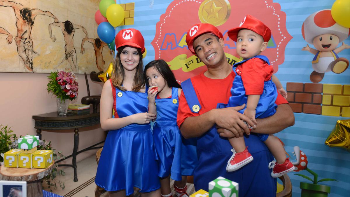 Ulang Tahun Anak, Nia Ramadhani dan Ardi Bakrie Bergaya Mario Bros