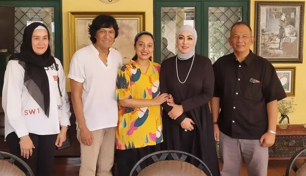 Potret Angelina Sondakh Takziah ke Rumah Duka Marissa Haque, Beri ...