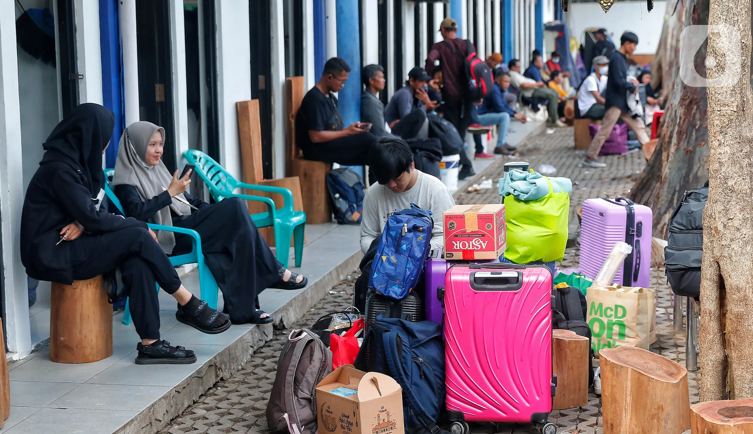 Terminal Poris Plawad Tangerang Mulai Dipadati Pemudik - Foto Liputan6.com