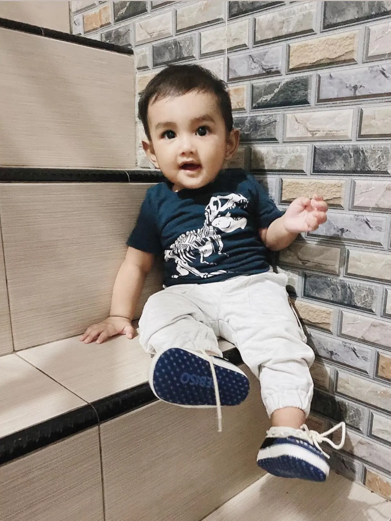 Semakin Menggemaskan, Ini 6 Potret Abqari Al Tariq Zia Anak Raya Kitty ...