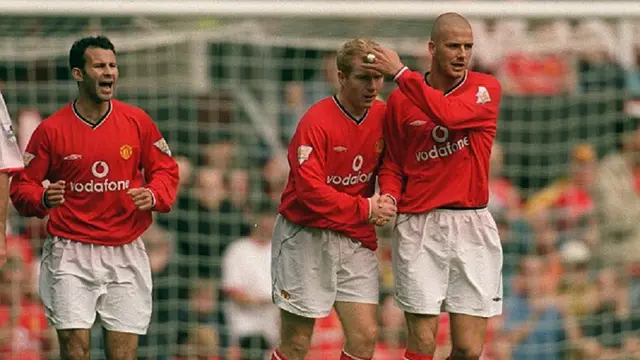 Momen David Beckham dan Ryan Giggs Melakukan Tendangan Gabungan seperti ...