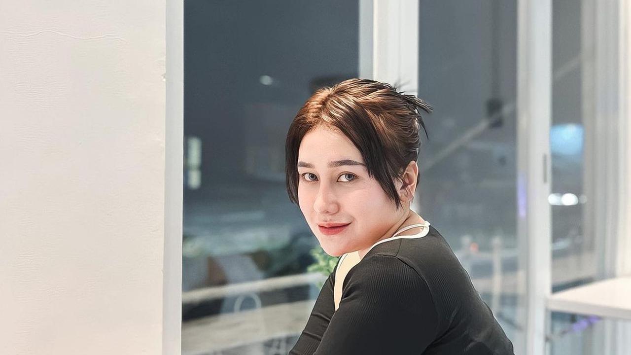 Mengenal Andita Putri Bernades, Owner Salon Kuku yang Sukses Setara ...