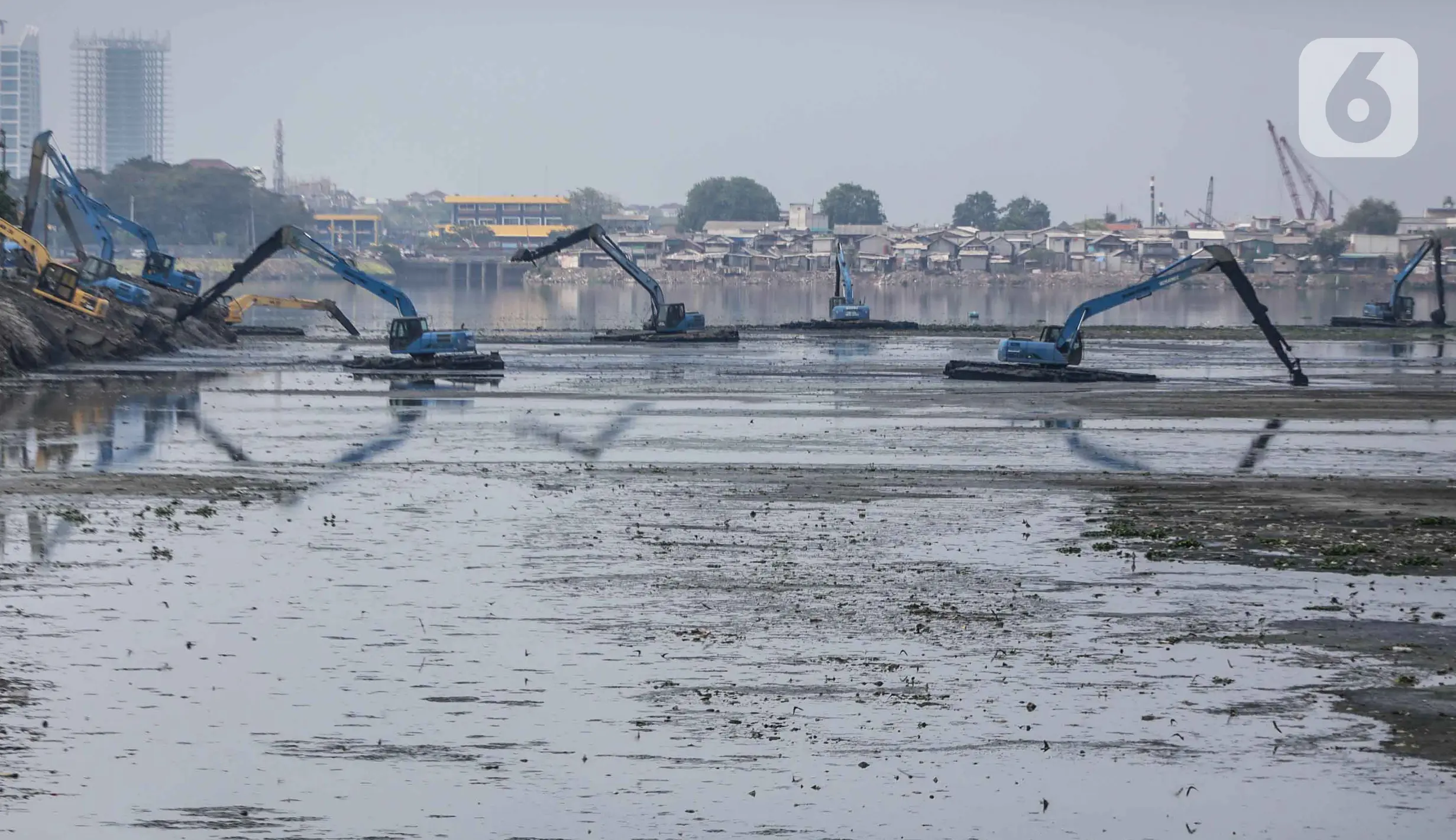 FOTO: Alat Berat Keruk Lumpur Waduk Pluit - Foto Liputan6.com
