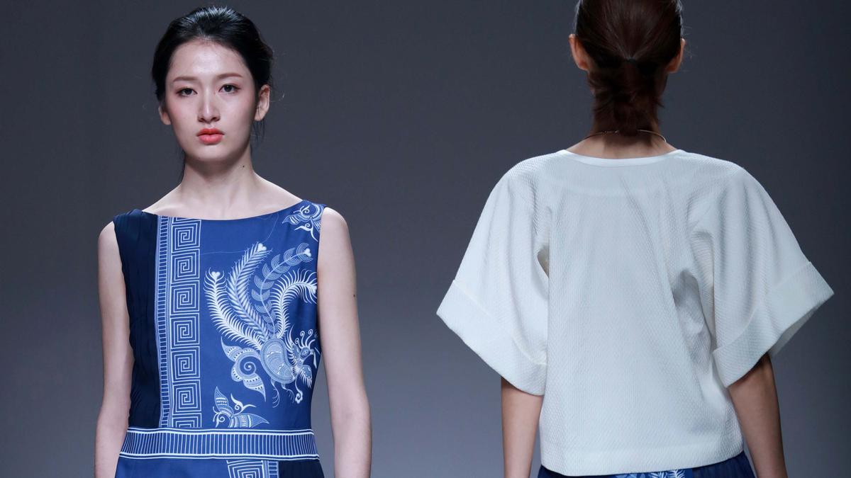 Motif Mirip Batik Lasem Cina Tampil di China Fashion Week