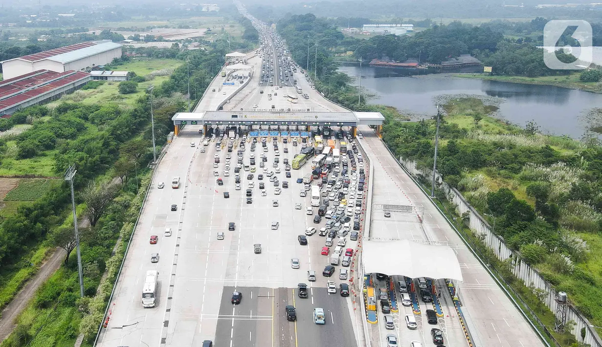 H-2 Lebaran Idul Fitri, Arus Lalin di Gerbang Tol Cikampek Utama Ramai Lancar - Foto Liputan6.com