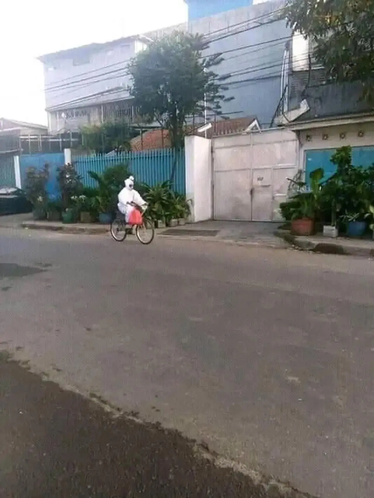 Kumpulan Potret Pocong Nebeng Truk, Mungkin Sudah Lelah Loncat-Loncat ...