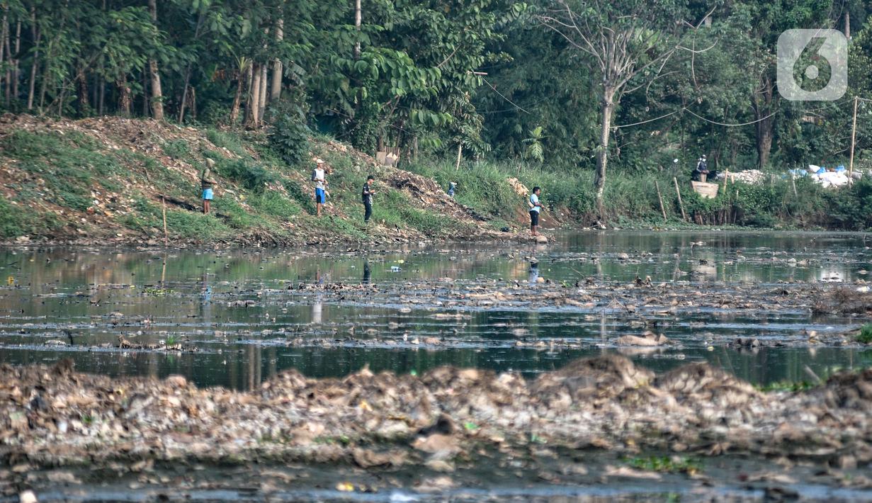 FOTO: Situ Pengarengan Depok Penuh Sampah dan Sedimentasi Lumpur - Foto ...