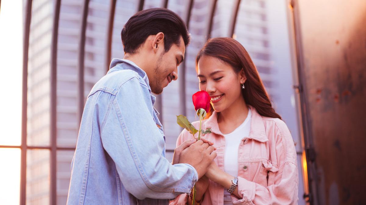 Kenali Tanda Pria yang Menyukaimu, Perilaku yang Mengungkapkan Perasaannya Diam-Diam ...