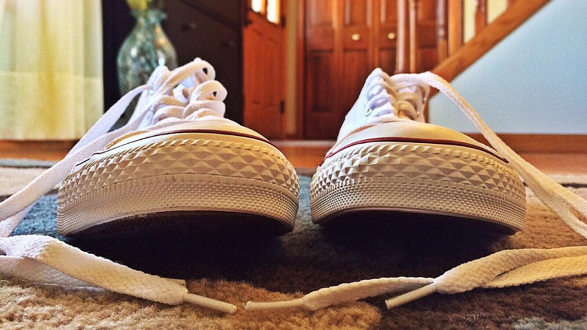 Sepatu Bau Usai Olahraga? Jangan Tetap Dipakai, Begini Cara Atasinya ...