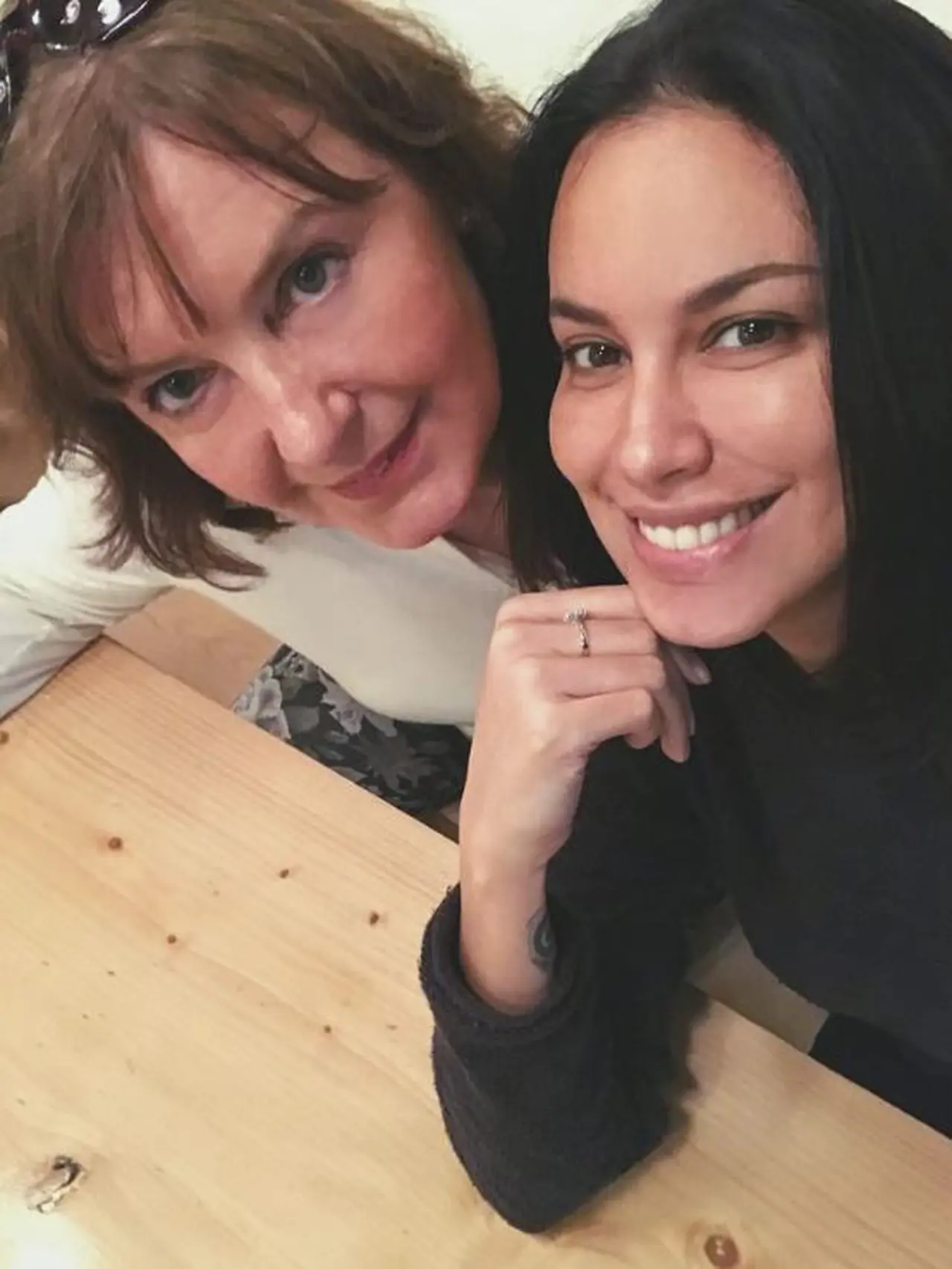 6 Potret Anna Muller Ibu Sophia Latjuba yang Awet Muda, Berusia 70 Tahun - Hot Liputan6.com