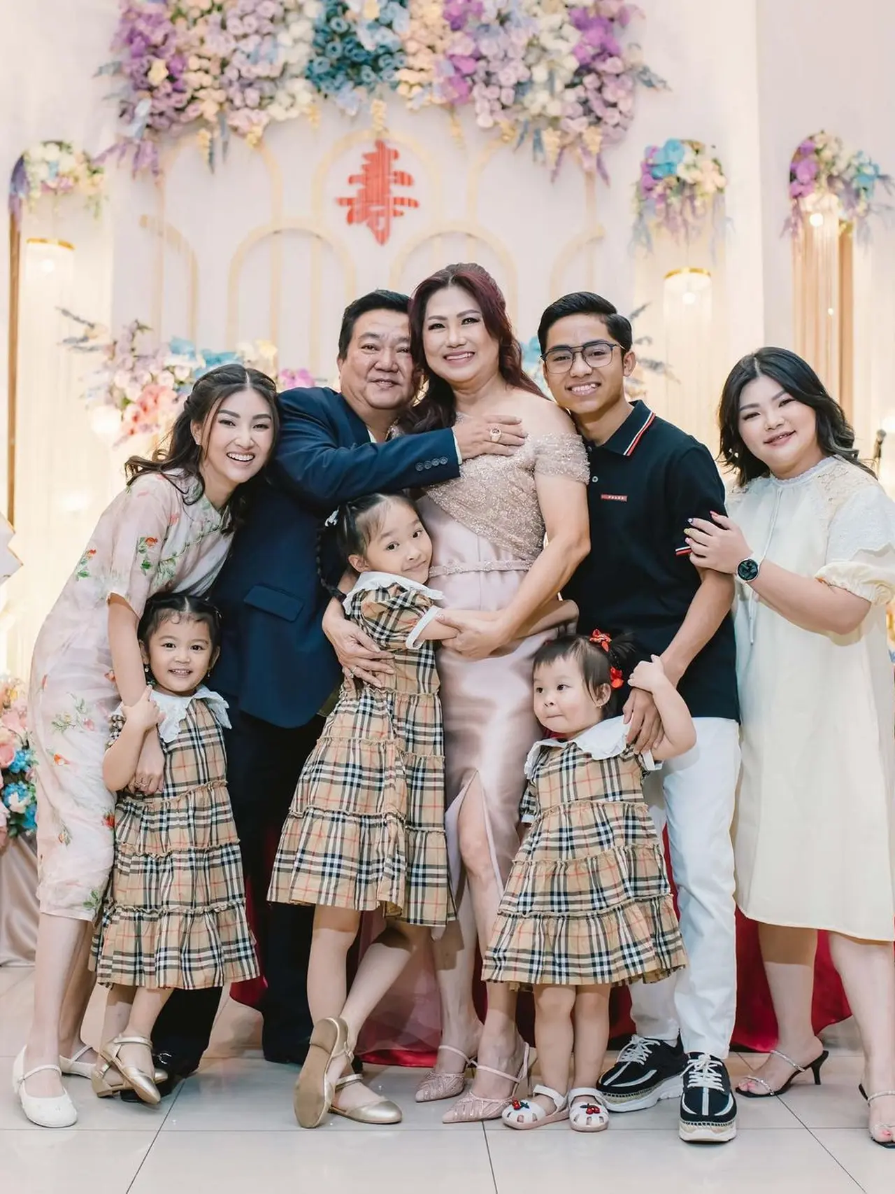 Potret Cantik Ibunda Sarwendah yang Jarang Tersorot, Digendong Betrand Peto - Entertainment ...