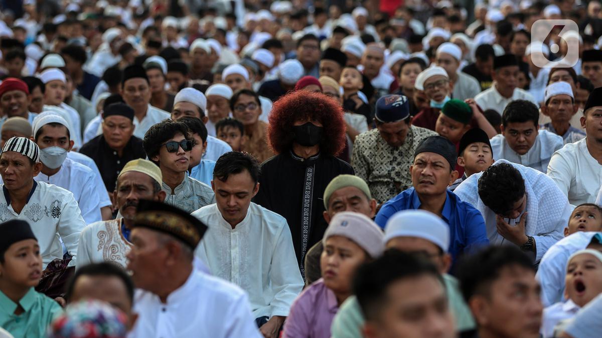 Ribuan Umat Muslim Laksanakan Sholat Idul Fitri di Jatinegara - Foto ...