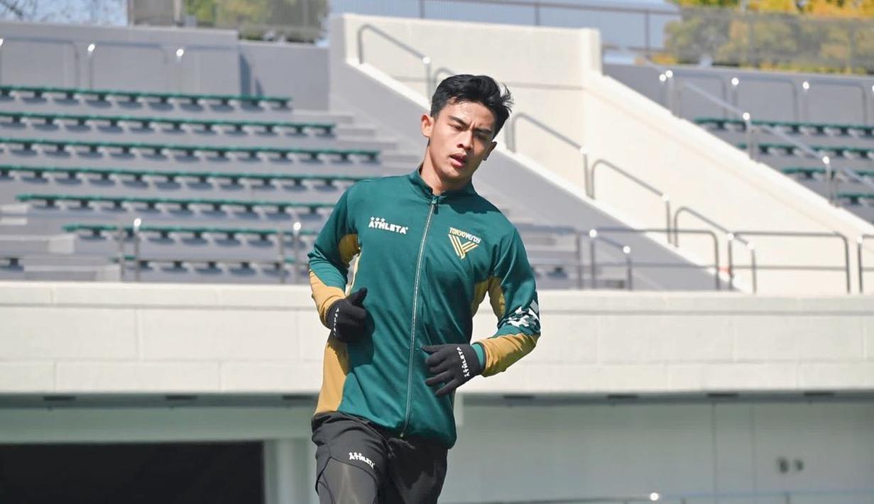 7 Potret Ganteng Pratama Arhan, Pemain Sepak Bola Berprestasi di Timnas ...